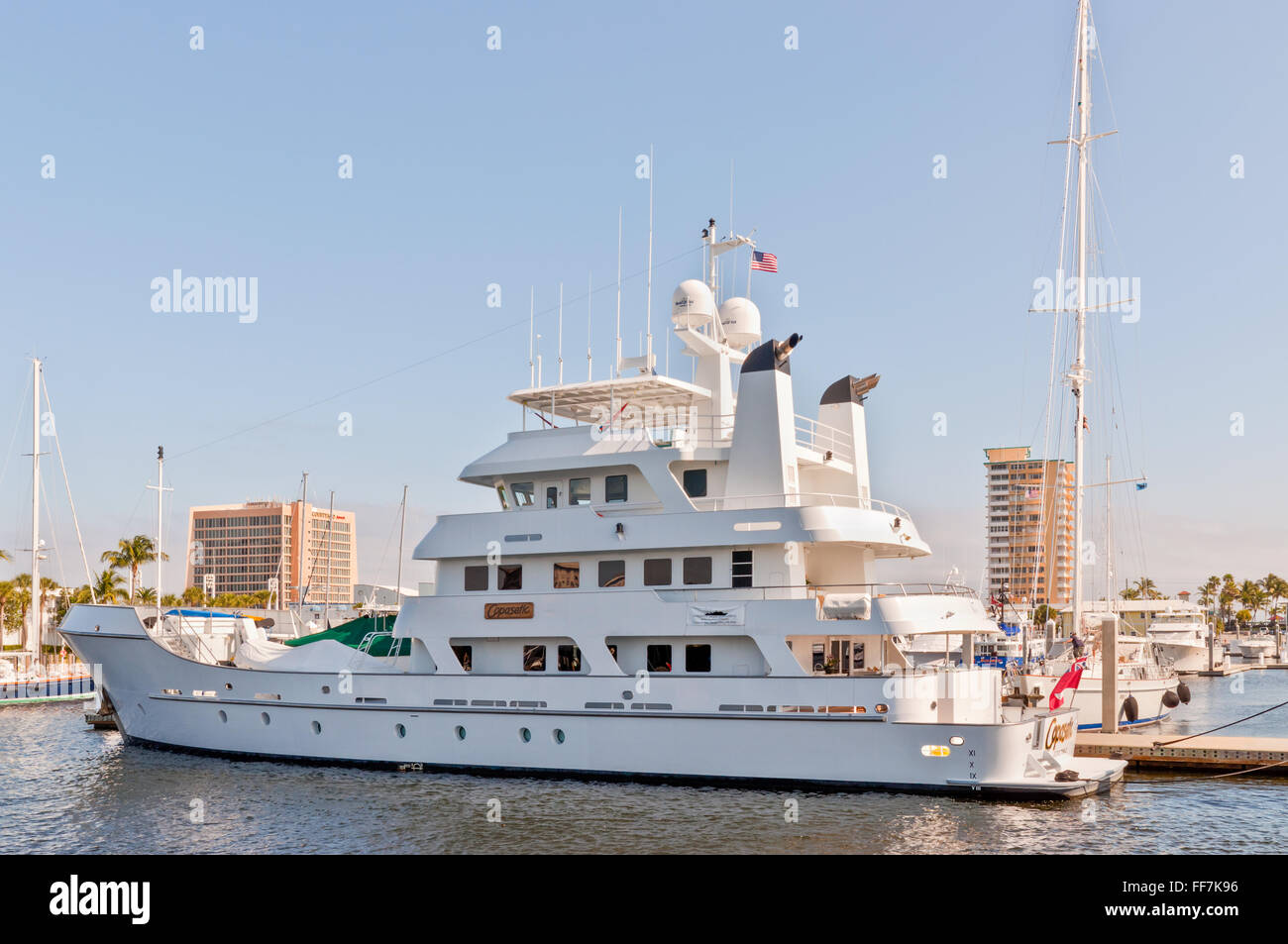 Expedition yacht Copasetic at waterfront homes in Fort Lauderdale, FL ...