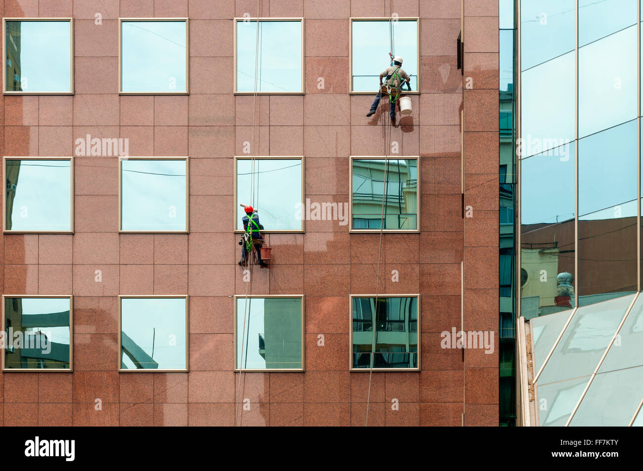 Rappelling window cleaner skyscraper hi-res stock photography and ...