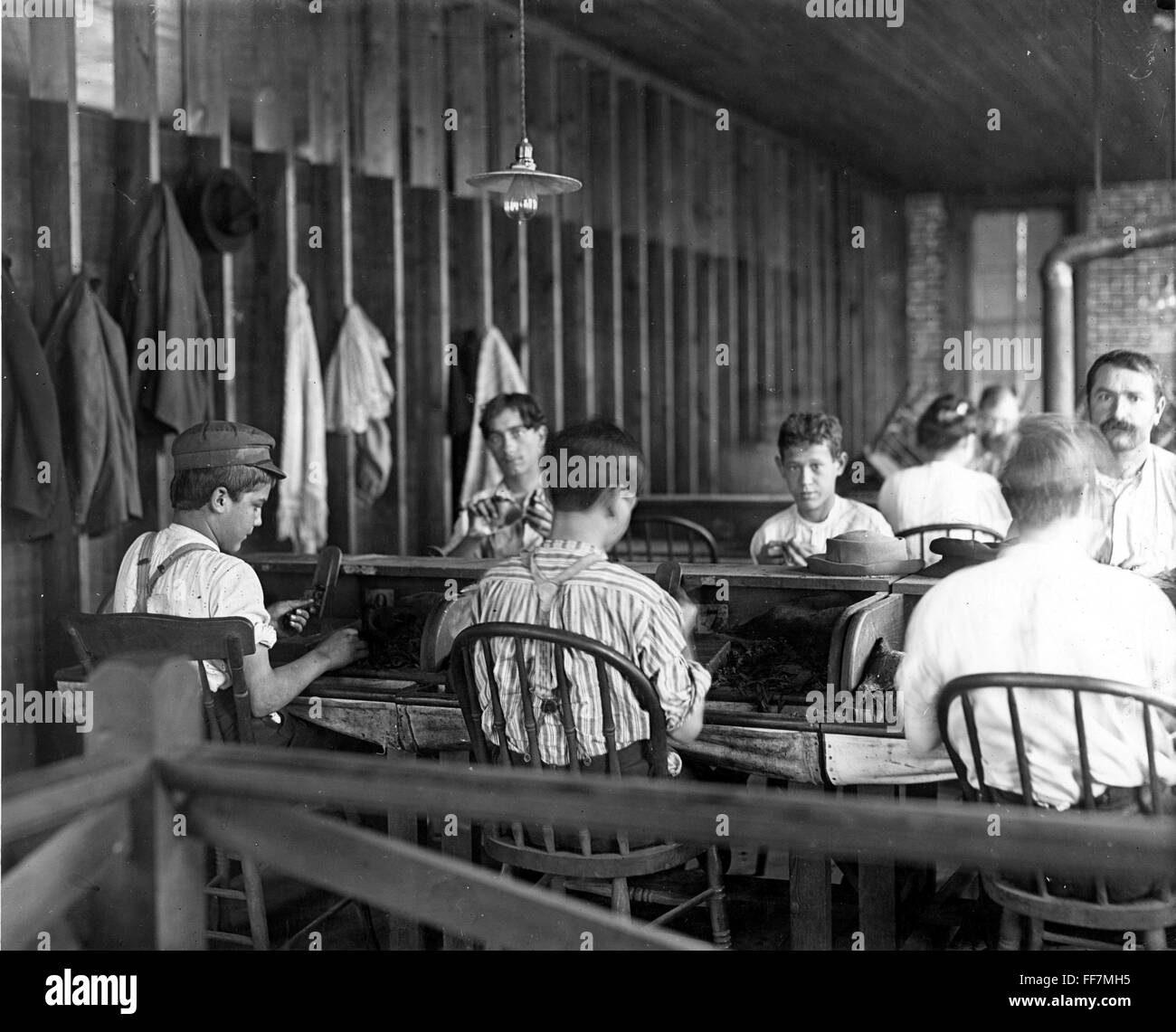 Factory labor 1900 hi-res stock photography and images - Alamy