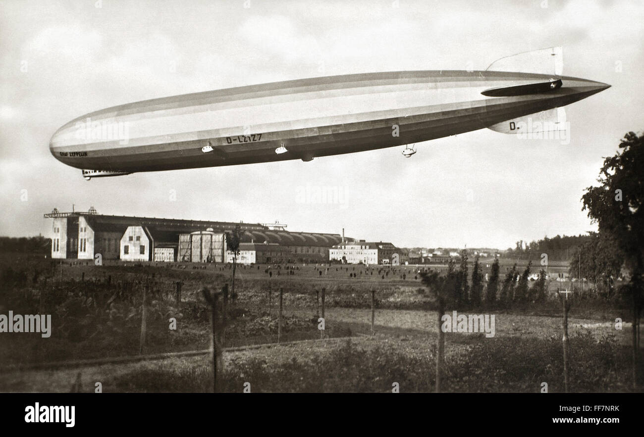 GRAF ZEPPELIN IN FLIGHT./nPhotograph, 20th century Stock Photo - Alamy
