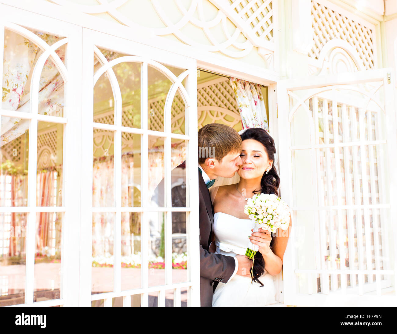 wedding pair hugging and kissing Stock Photo - Alamy