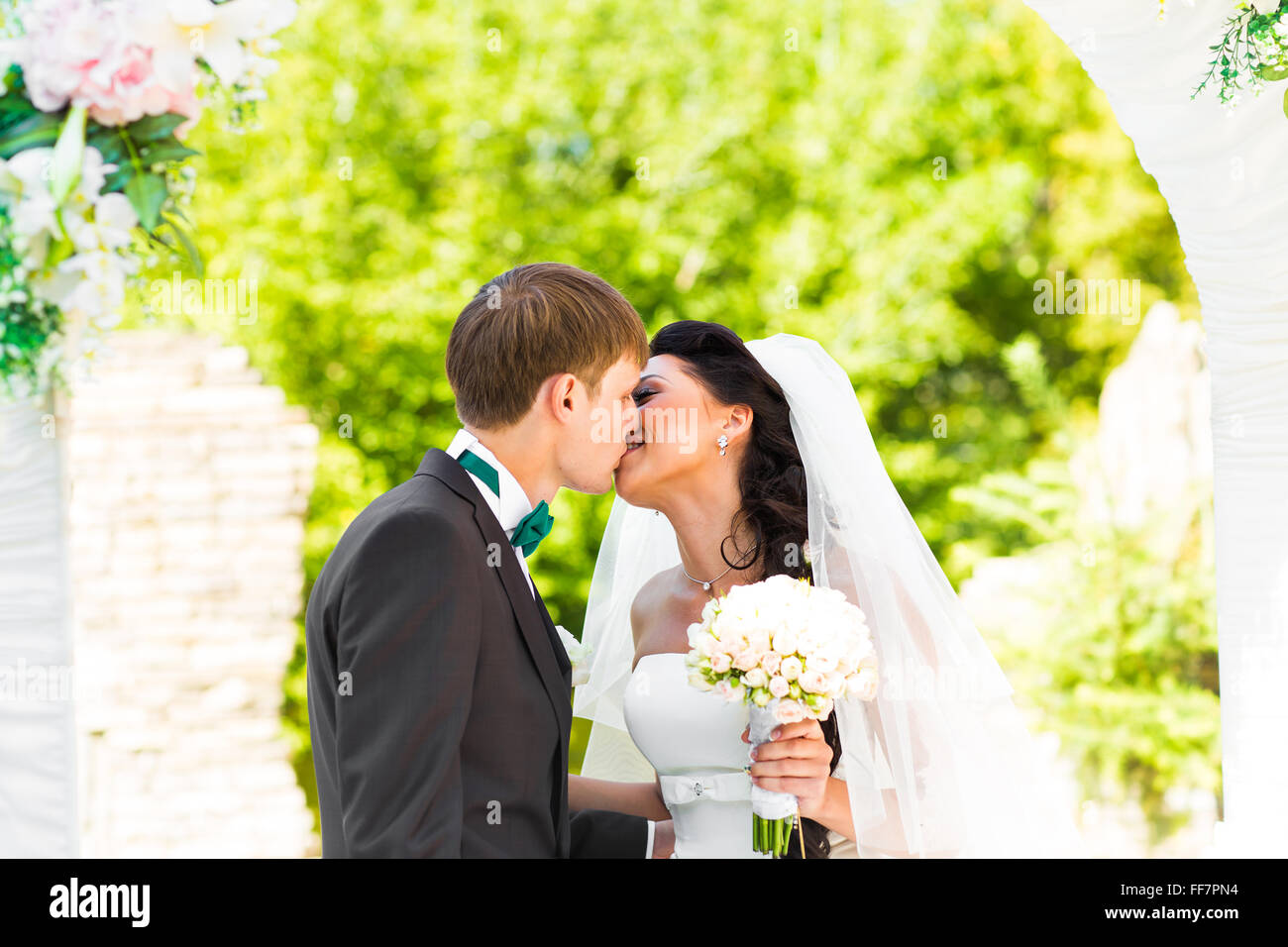wedding pair hugging and kissing Stock Photo - Alamy