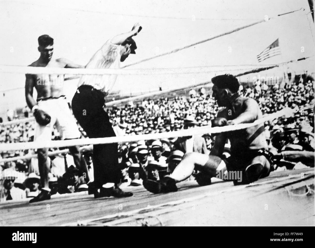 JACK DEMPSEY (1895-1983). /nAmerican boxer. Jack Dempsey (left) winning ...