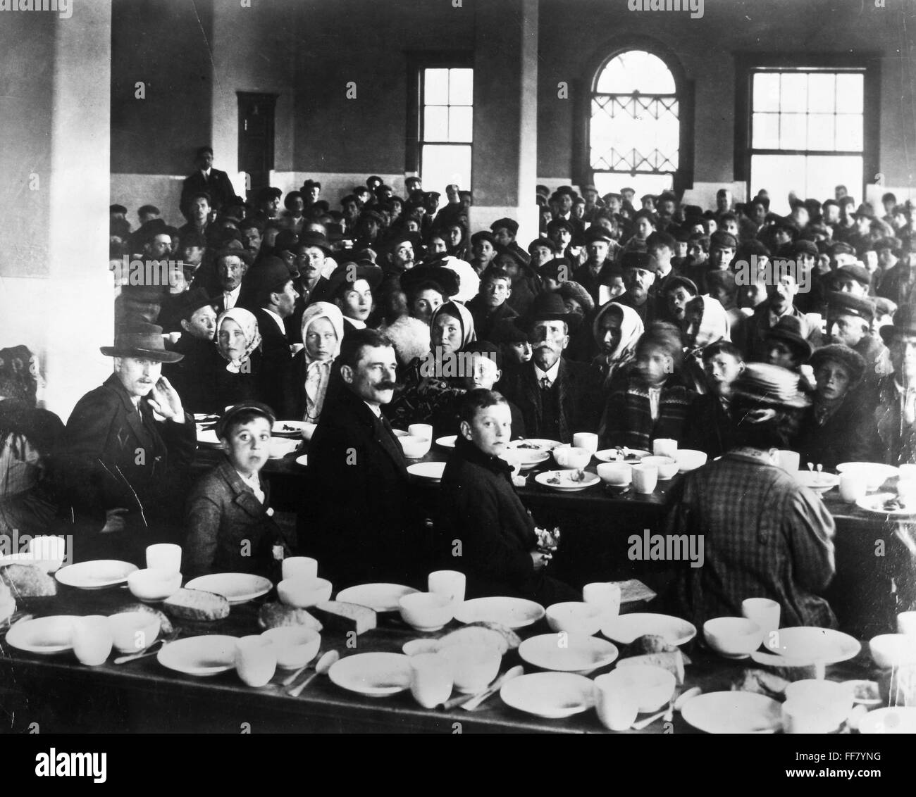 Ellis island 1900s hi-res stock photography and images - Alamy