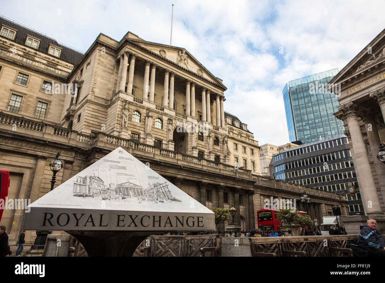 A London street view of the Bank of England, Threadneedle Street ...