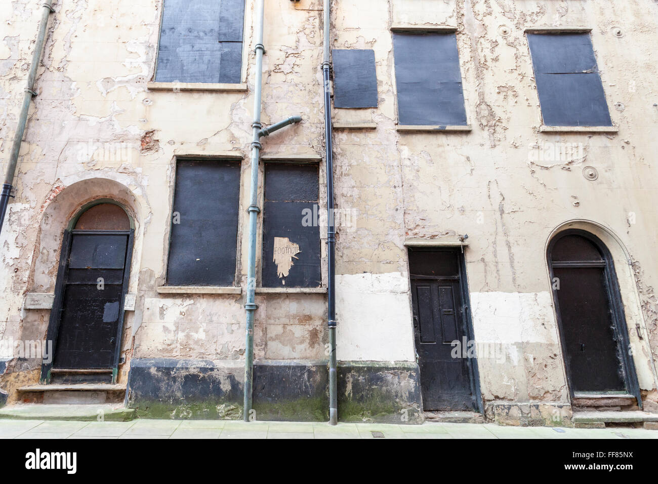 House boarded up windows hi-res stock photography and images - Alamy