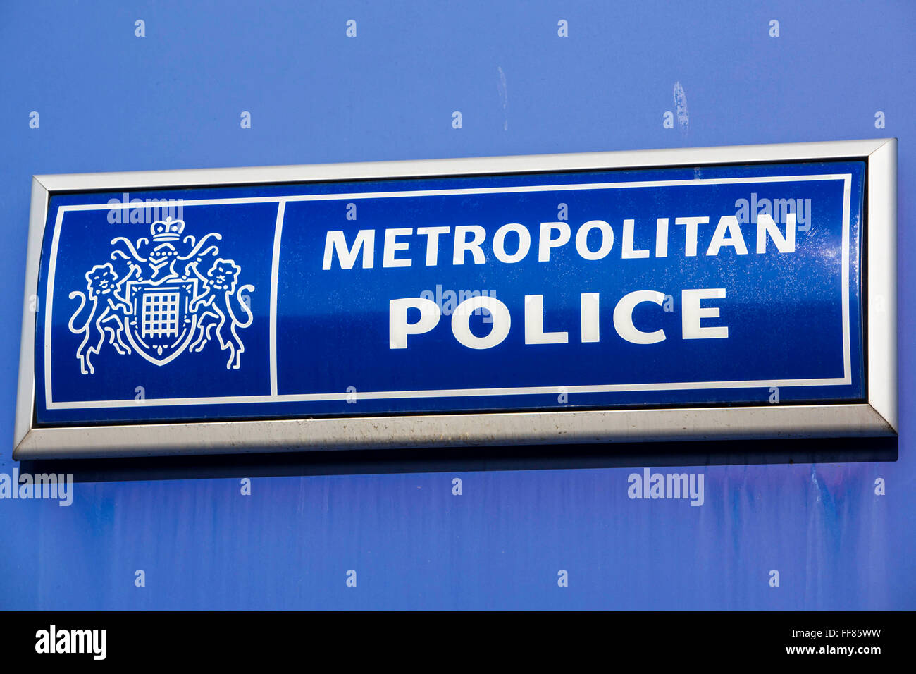 The New Scotland Yard sign and building, Headquarters of the ...