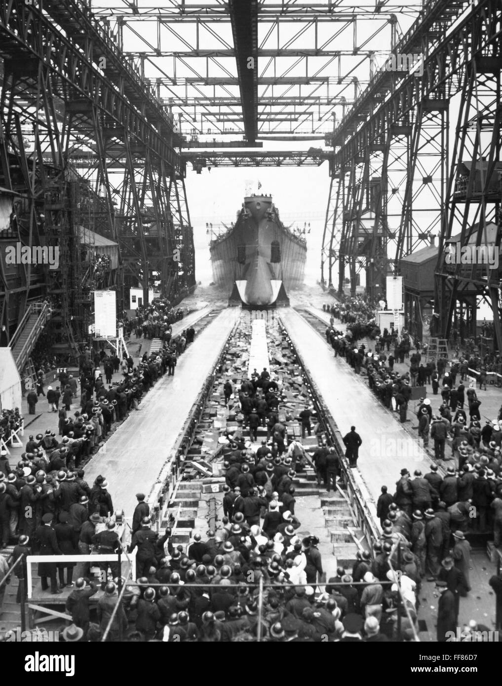 WORLD WAR II: SHIPYARD. /nUSS Missouri, a 45,000 ton battleship being ...