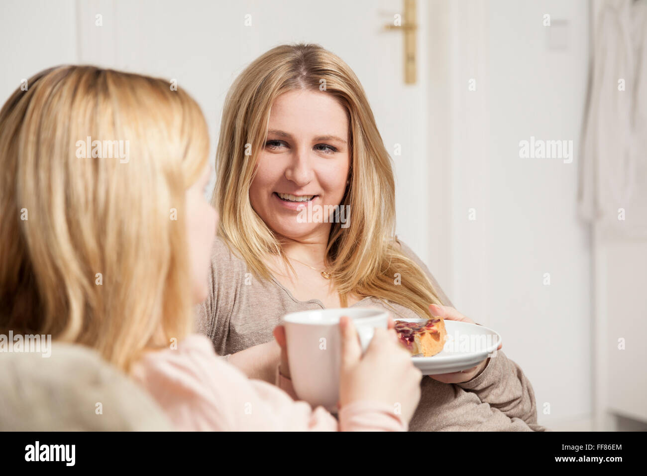 Girlfriends in coffee gossip hi-res stock photography and images - Alamy