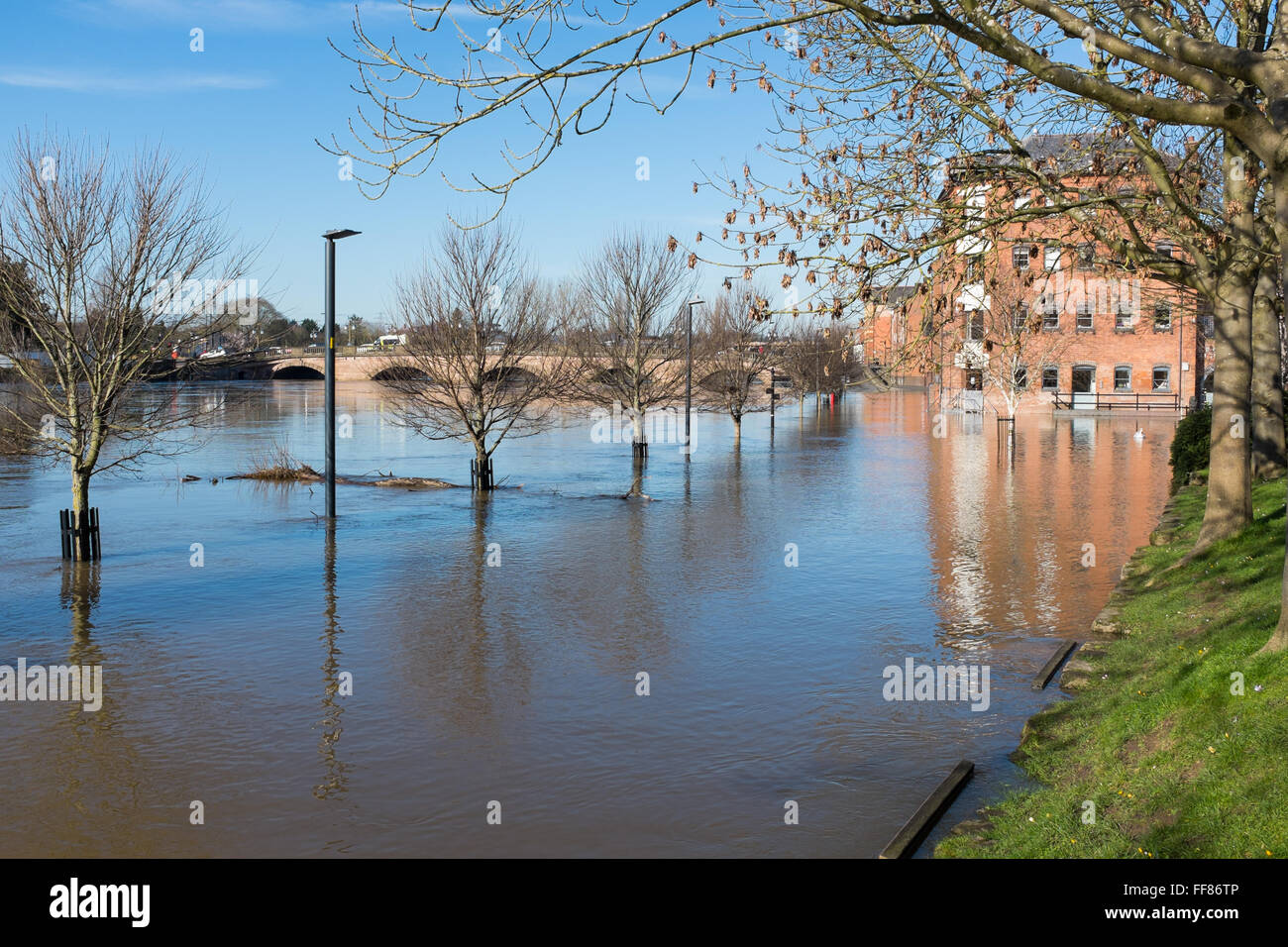 Flooding on the River Severn in the centre of Worcester Stock Photo - Alamy