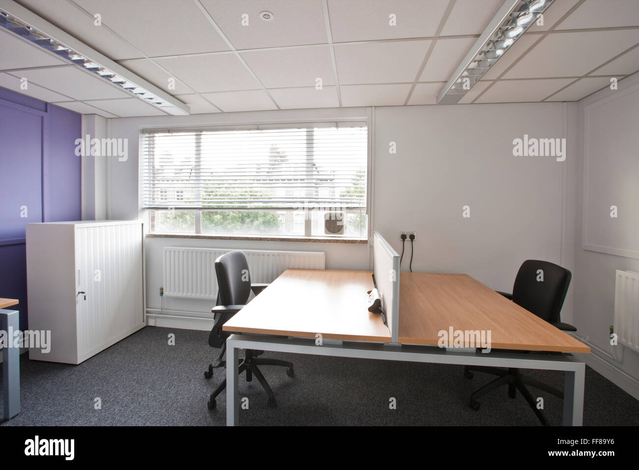 Small office building uk hi-res stock photography and images - Alamy
