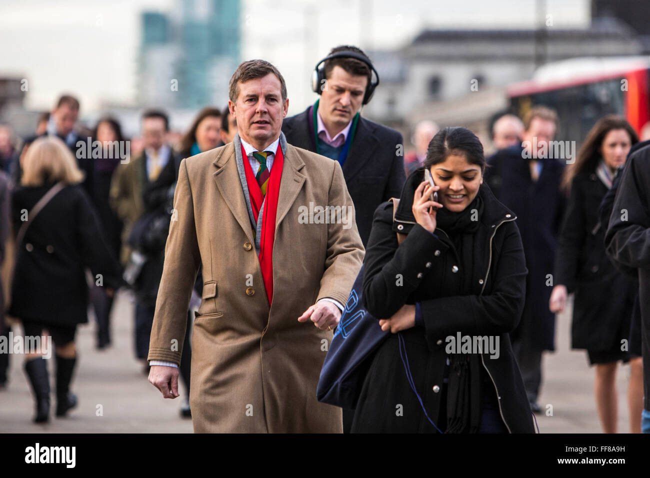 Workers walk across london bridge hi-res stock photography and images ...