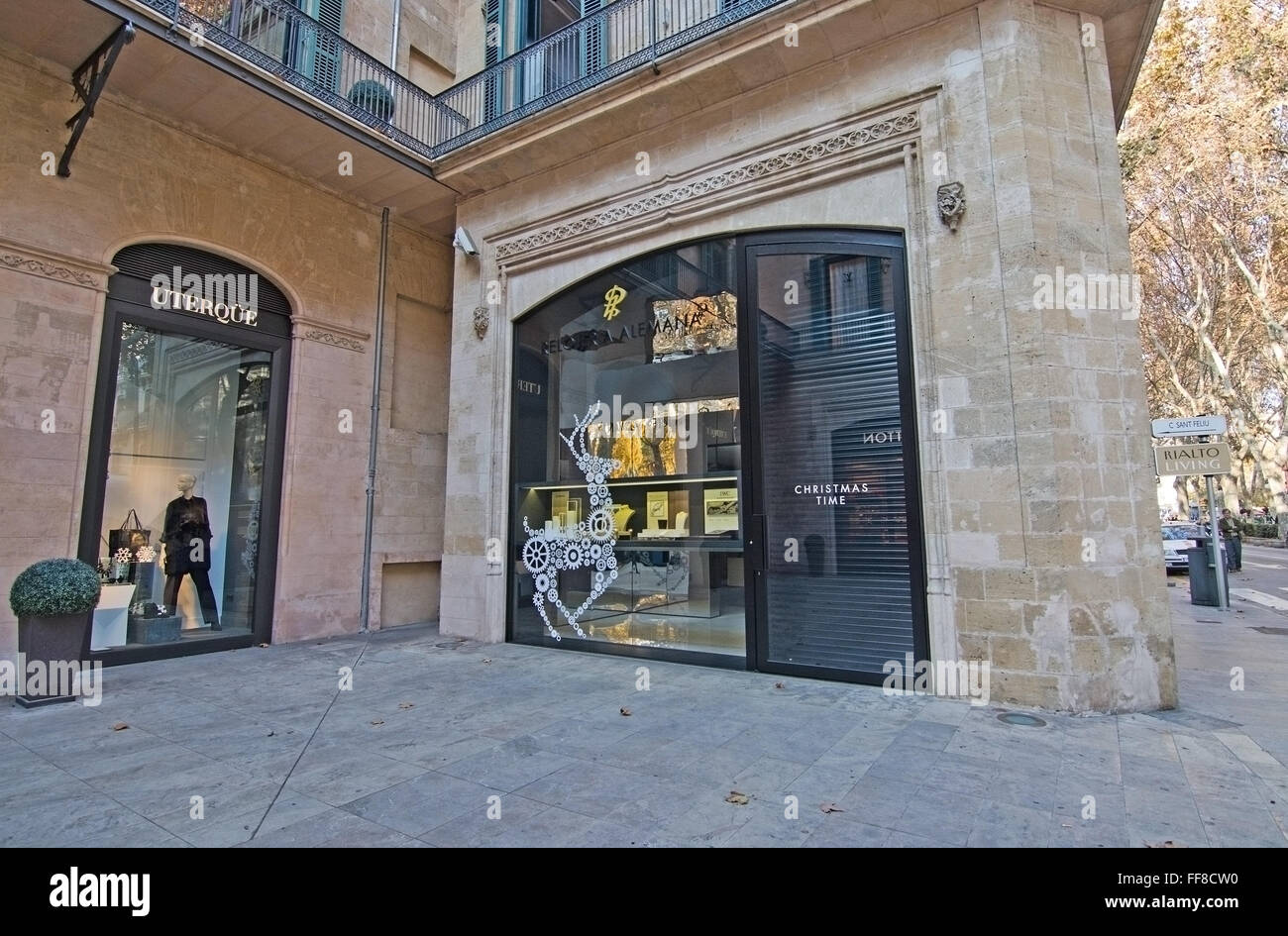 Christmas window display in luxury boutique Uterque and Rialto Living ...