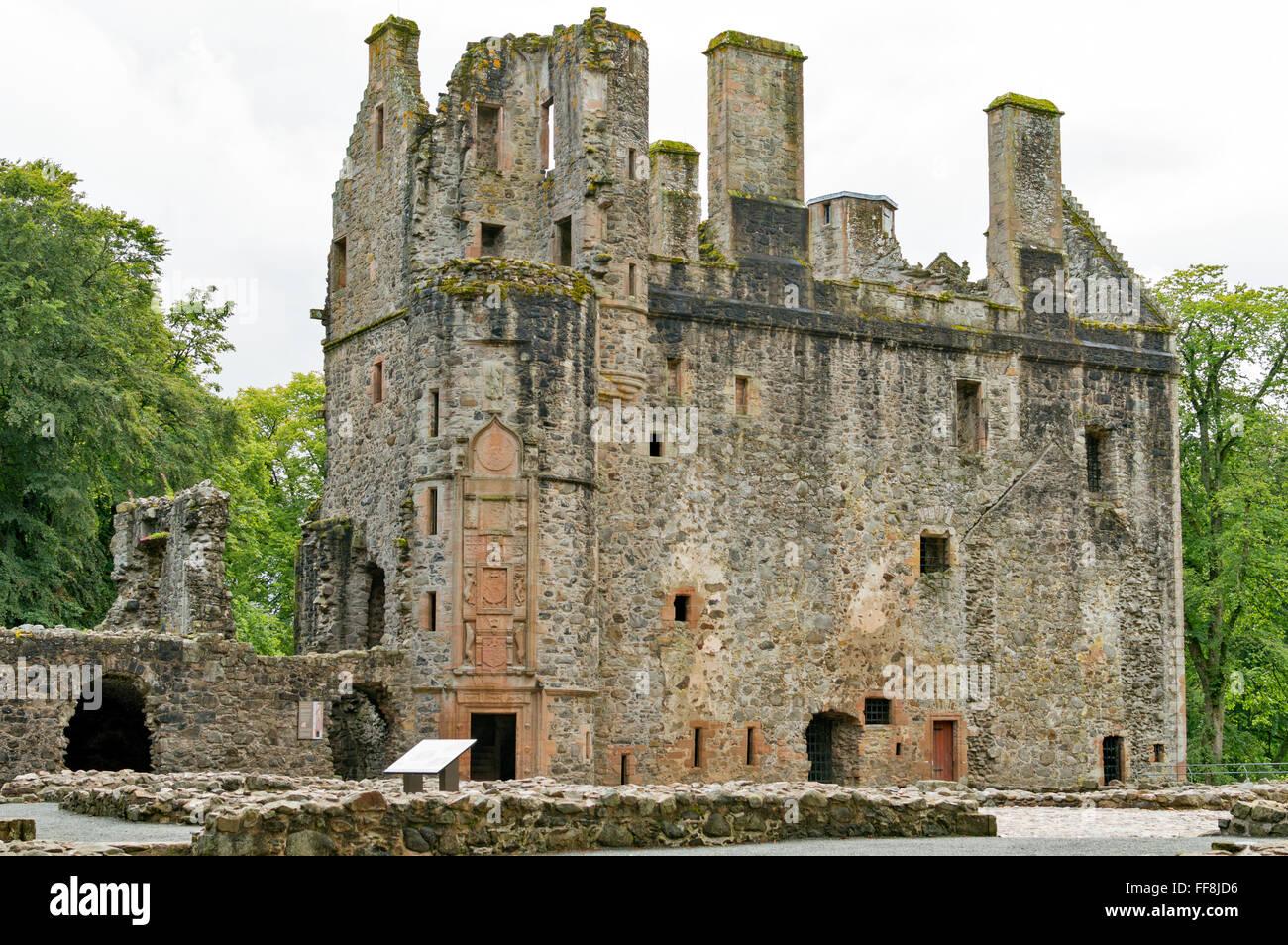 HUNTLY CASTLE ABERDEENSHIRE FULL VIEW OF THE CASTLE OR PALACE AND ...