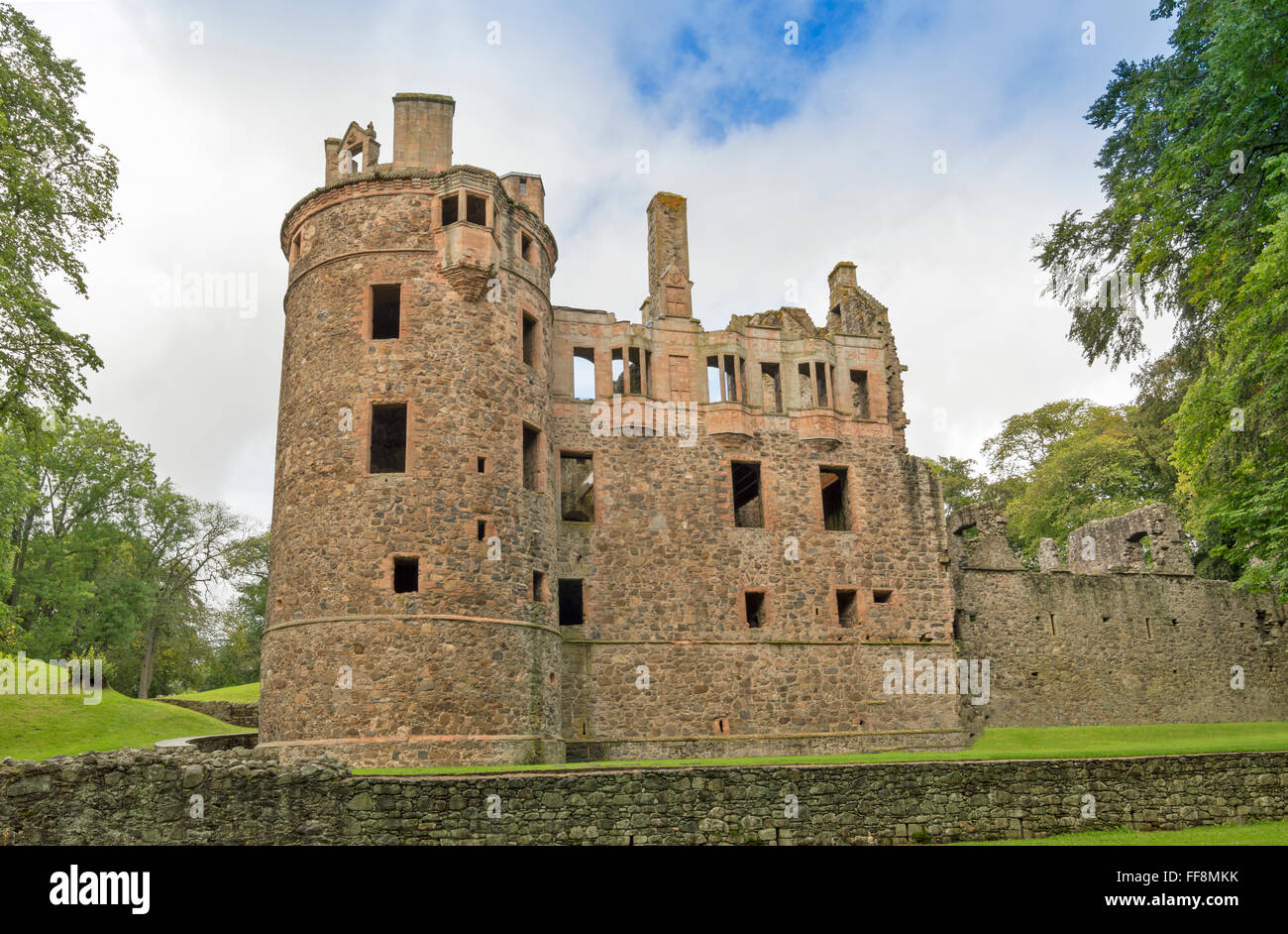 HUNTLY CASTLE ABERDEENSHIRE THE PALACE FROM THE SOUTH Stock Photo - Alamy