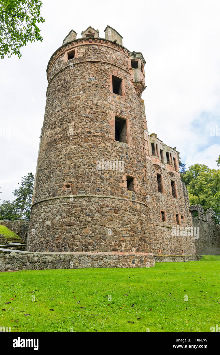 HUNTLY CASTLE ABERDEENSHIRE THE TOWER FROM THE SOUTH WEST Stock Photo ...