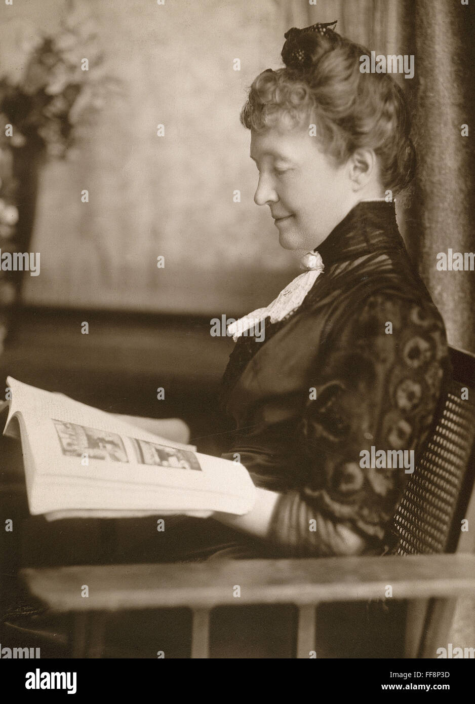 ELIZABETH BACON CUSTER /n(1844-1933). Wife of George Armstrong Custer ...