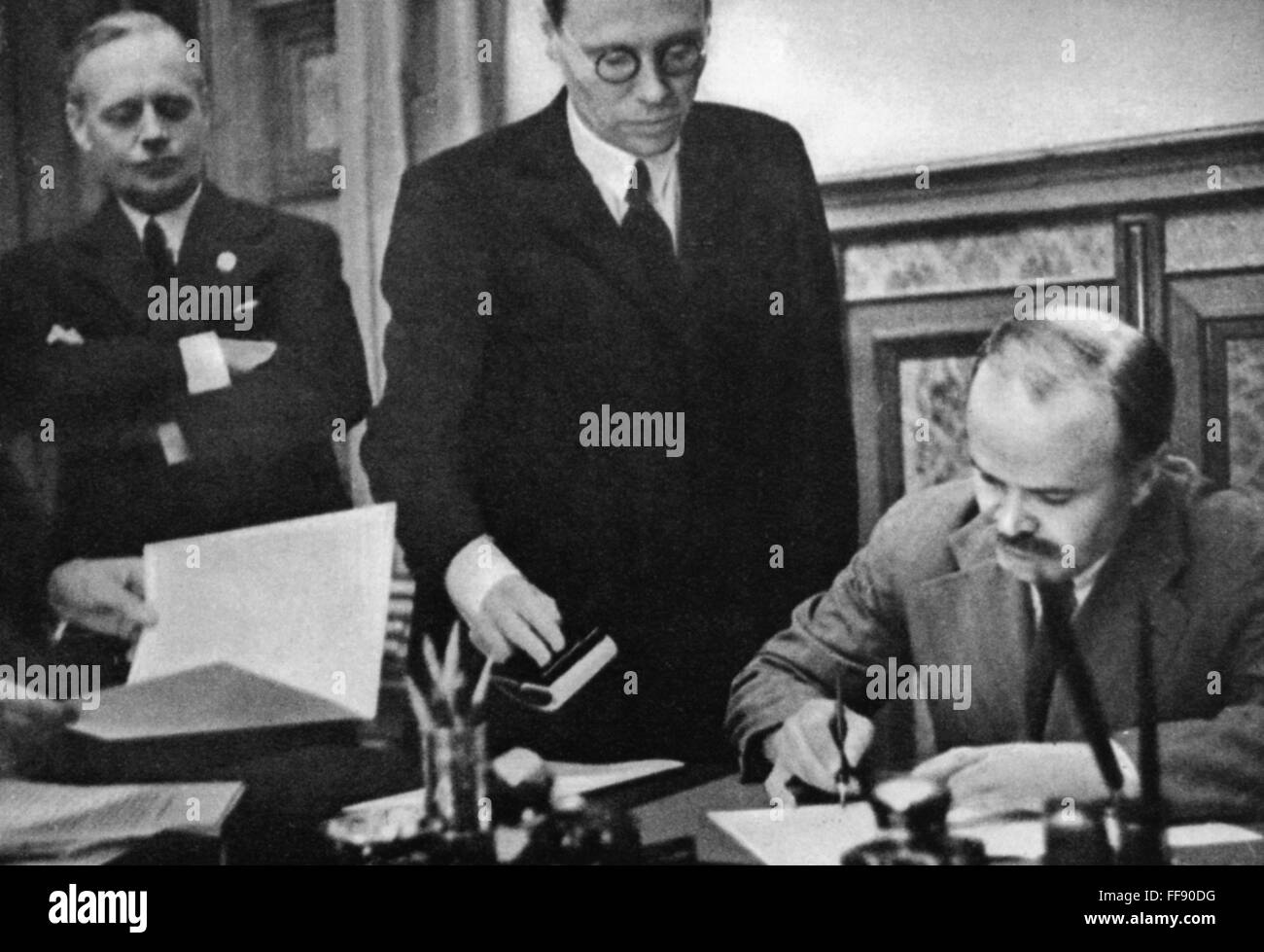 Signing german soviet non aggression pact Black and White Stock Photos ...