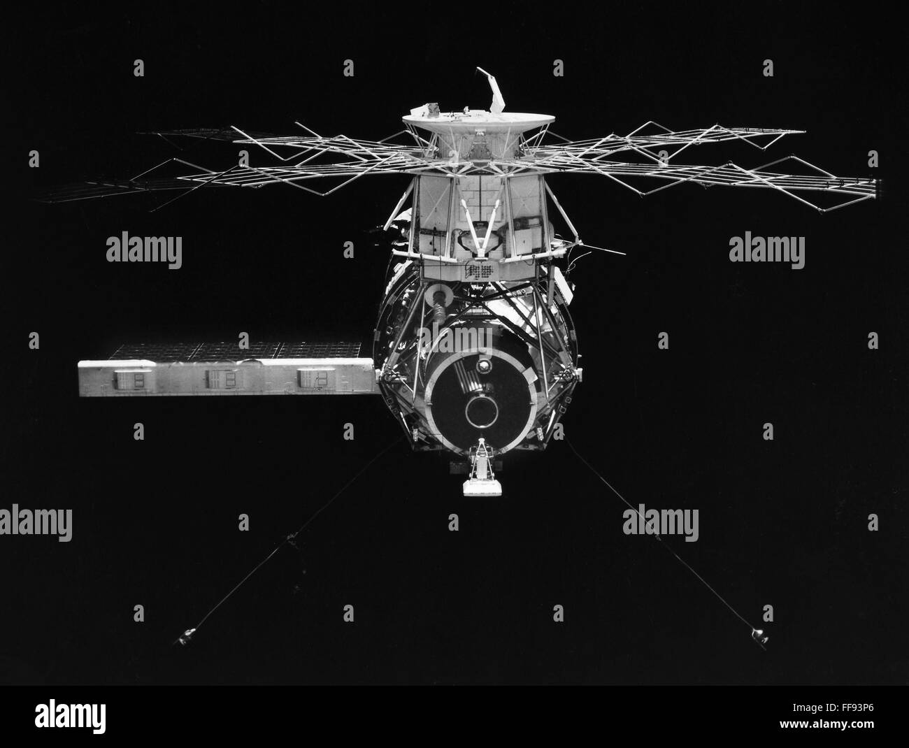SPACE: SKYLAB 4. /nSkylab space station cluster seen from the Skylab 4 ...