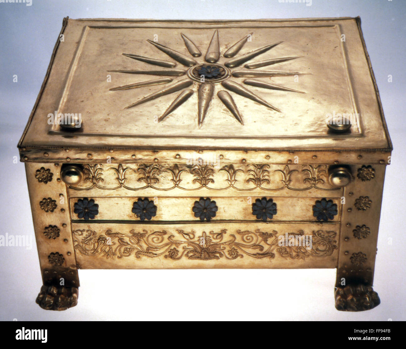 Chest with gold hi-res stock photography and images - Alamy