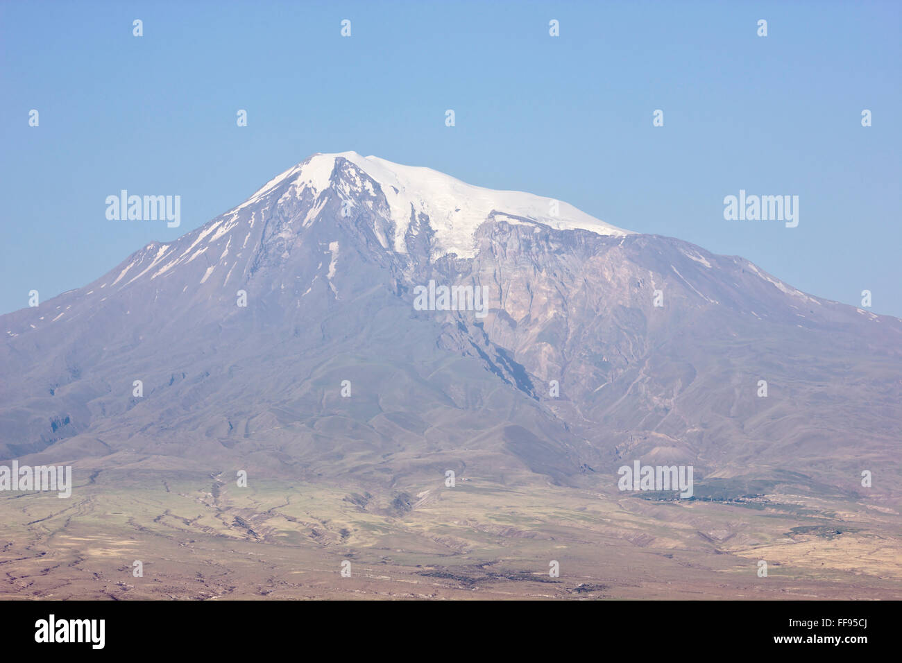 Mount Ararat, highest mountain in Turkey, seen from Khor Virap in ...