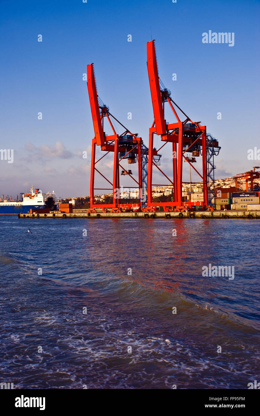 Cranes loading hi-res stock photography and images - Alamy
