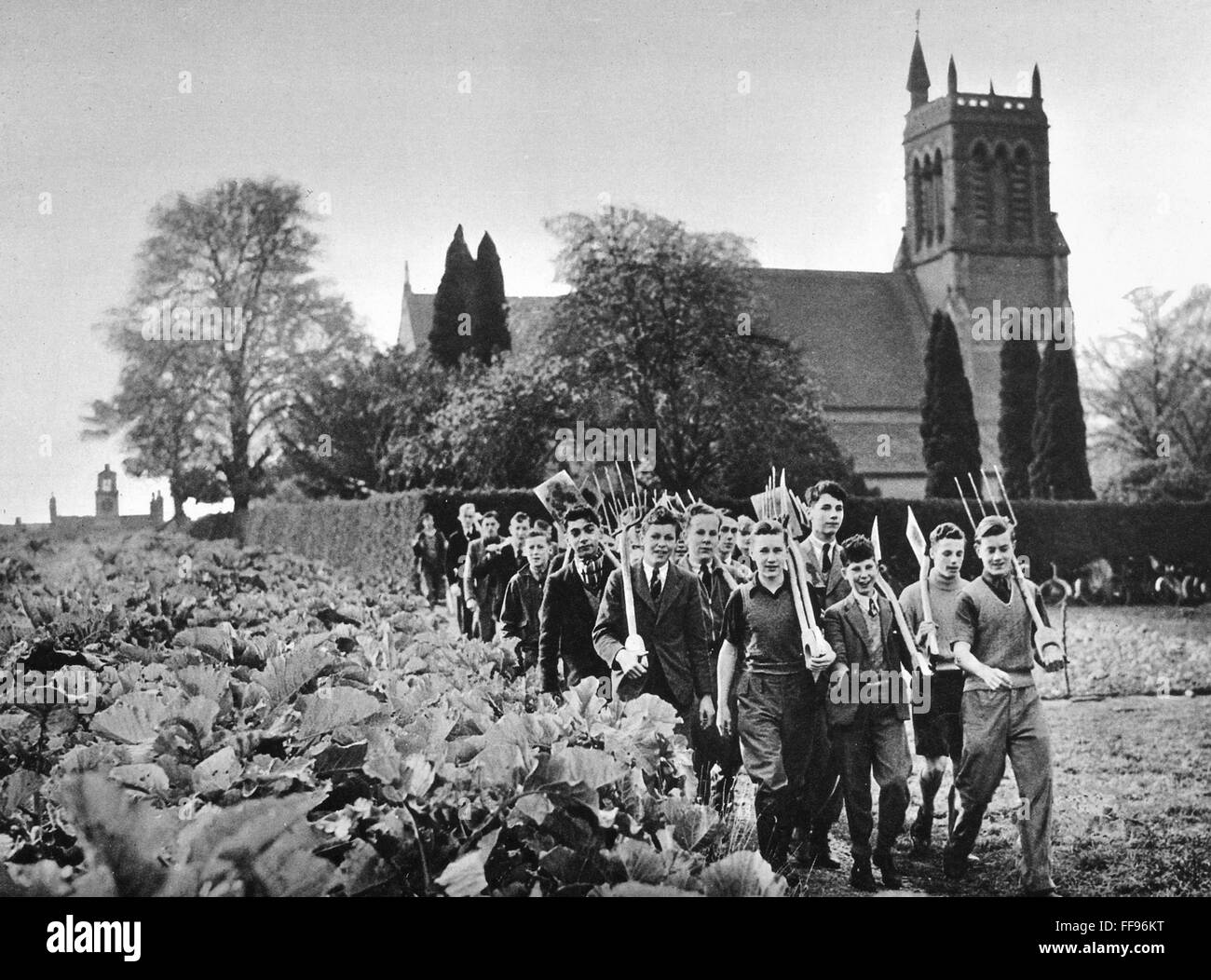 WORLD WAR II: EVACUEES. /nStudents from the London day school of St ...