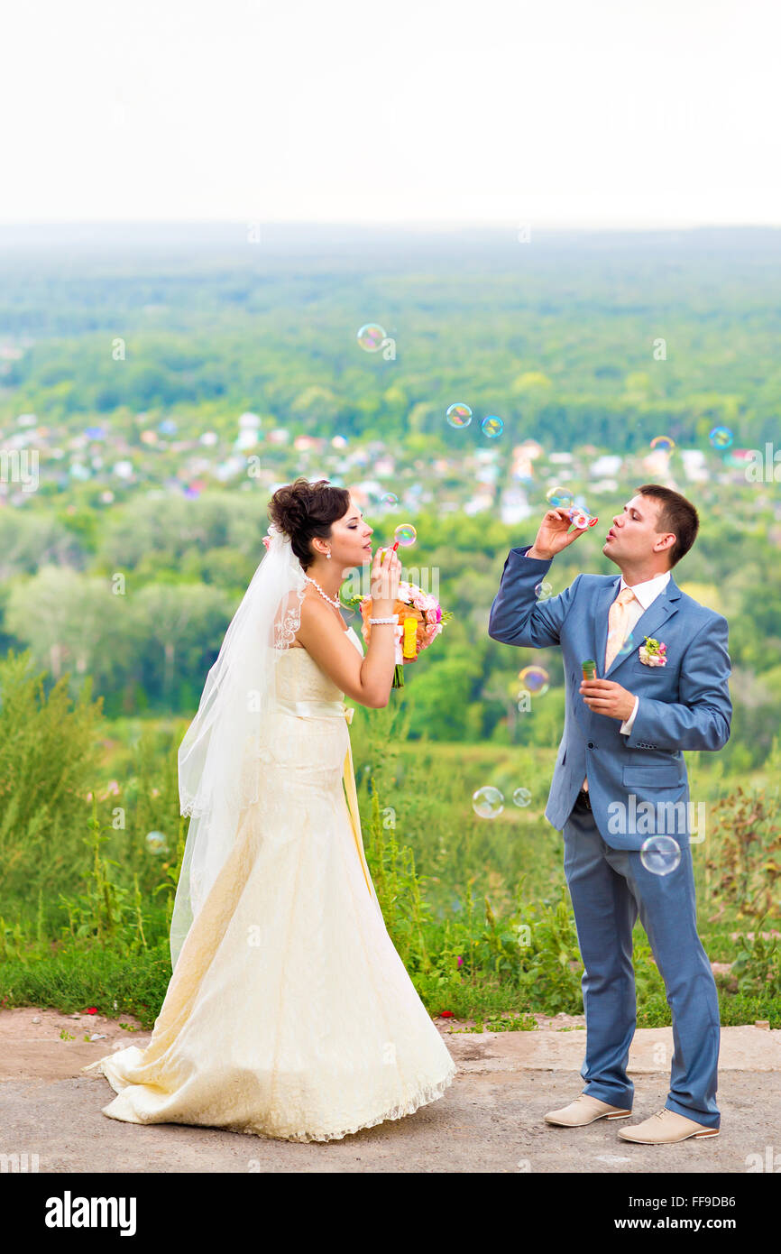 Wedding couple blowing bubbles hi-res stock photography and images - Alamy