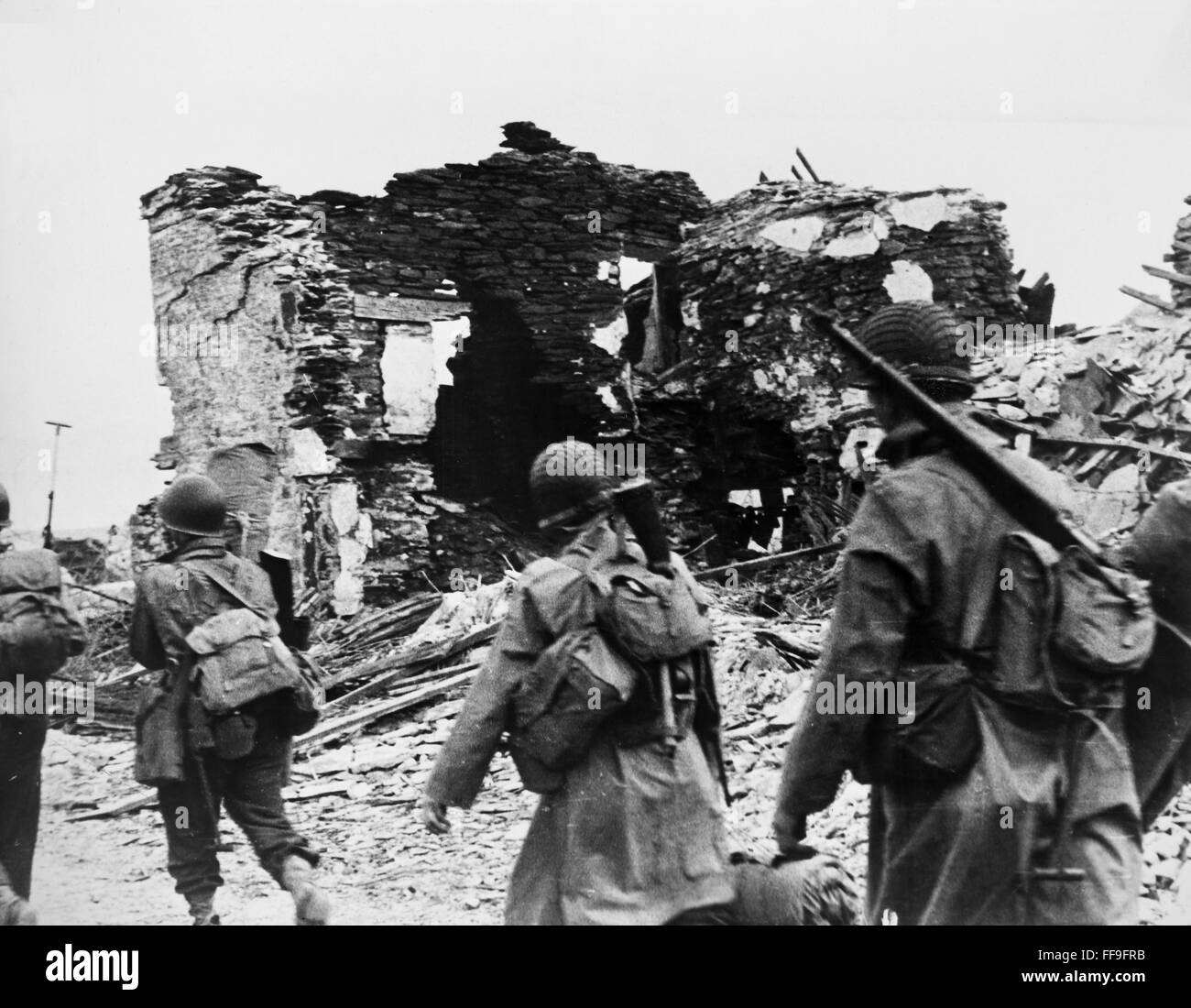 WORLD WAR II: HQ COMPANY. /nMen of the American HQ Company, First ...