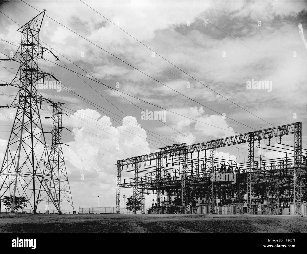 ELECTRIC SWITCHYARD /nat the Tennessee Valley Authority power plant at ...