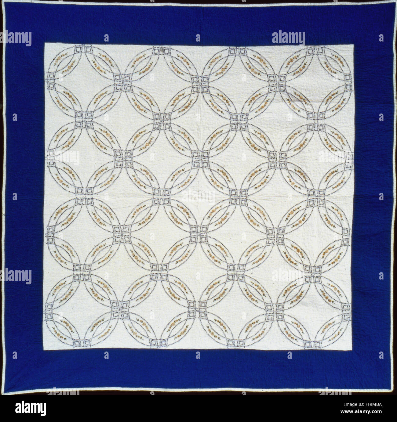 AMERICAN QUILT, /ndouble wedding ring pattern, c1935 Stock Photo - Alamy
