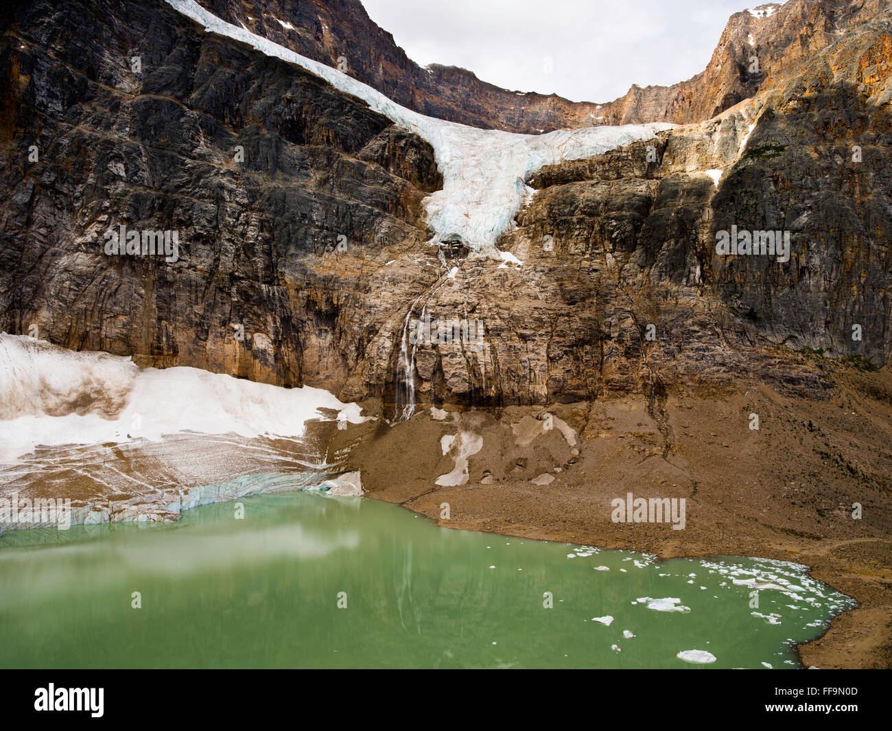 Mt edith cavell glacial pond hi-res stock photography and images - Alamy
