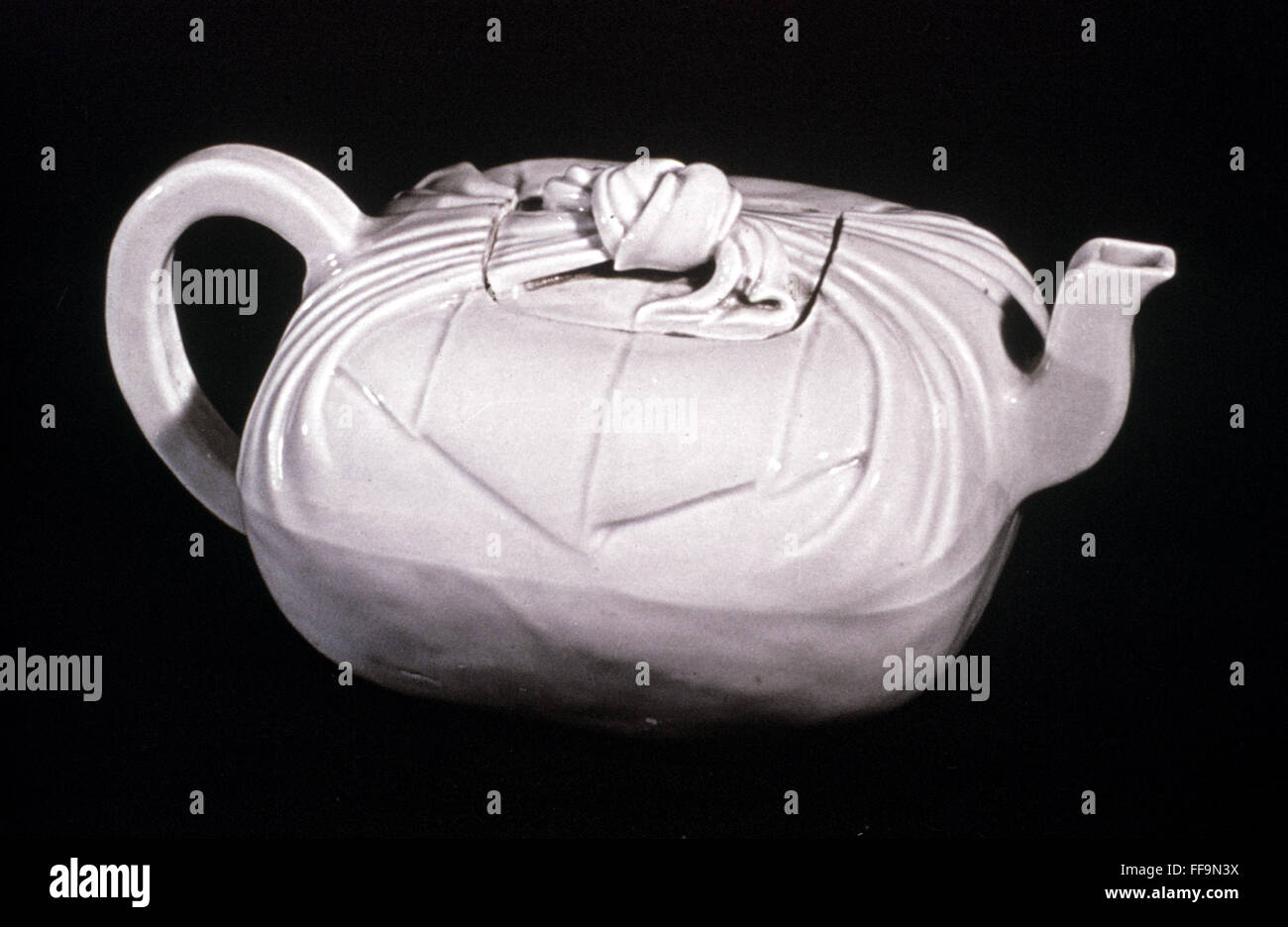 CHI-CHOU WARE TEAPOT. /nPa Hu, Chi-Chou ware, Southern Sung Stock Photo ...