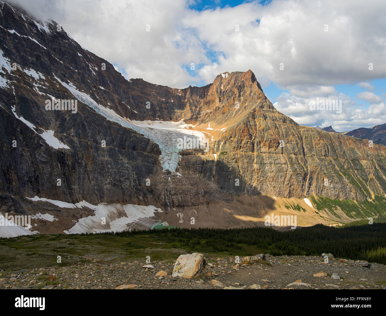 Mt edith cavell glacial pond hi-res stock photography and images - Alamy