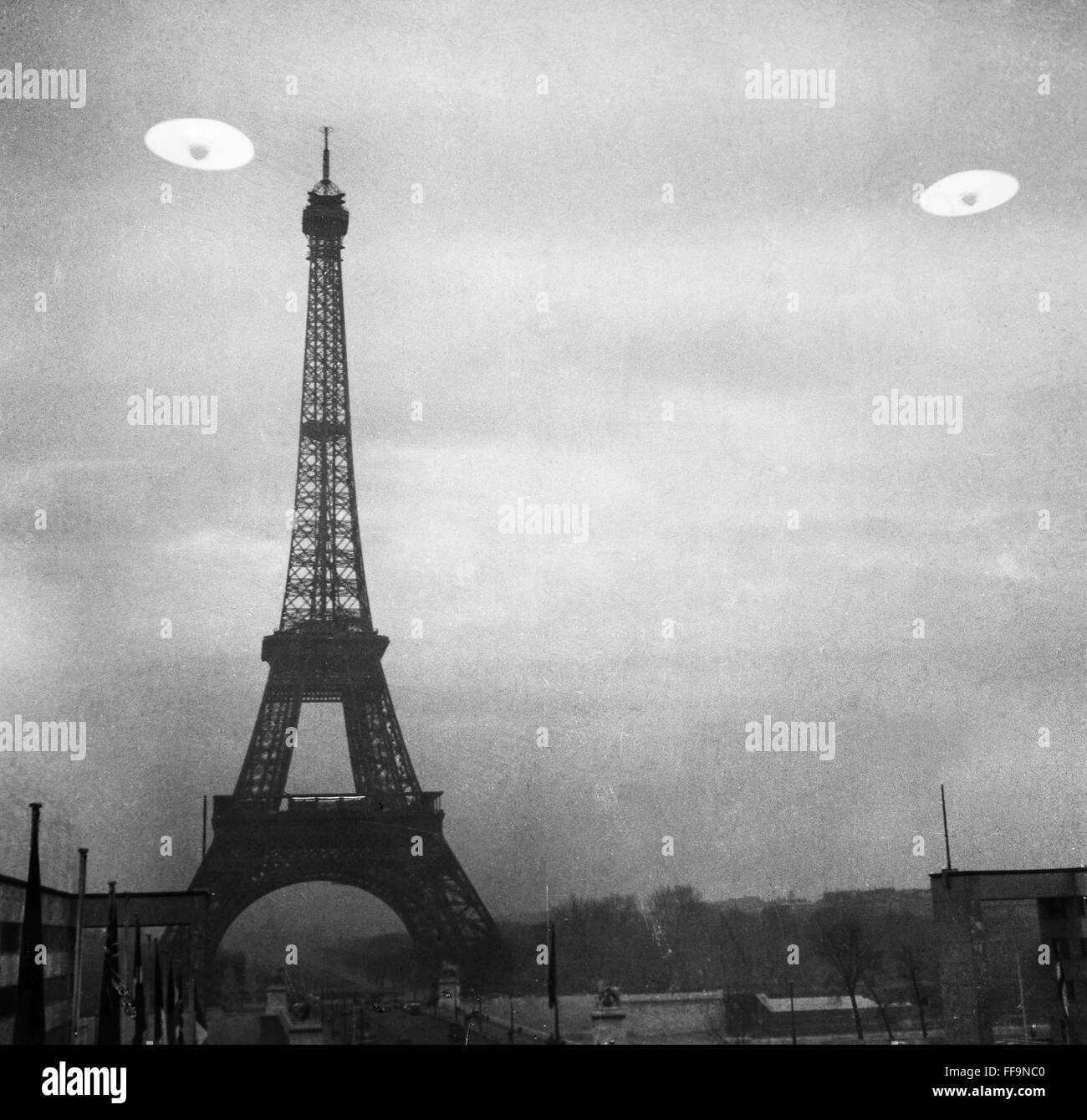 UFO: PARIS. /nPhotograph of UFOs in Paris, France Stock Photo - Alamy