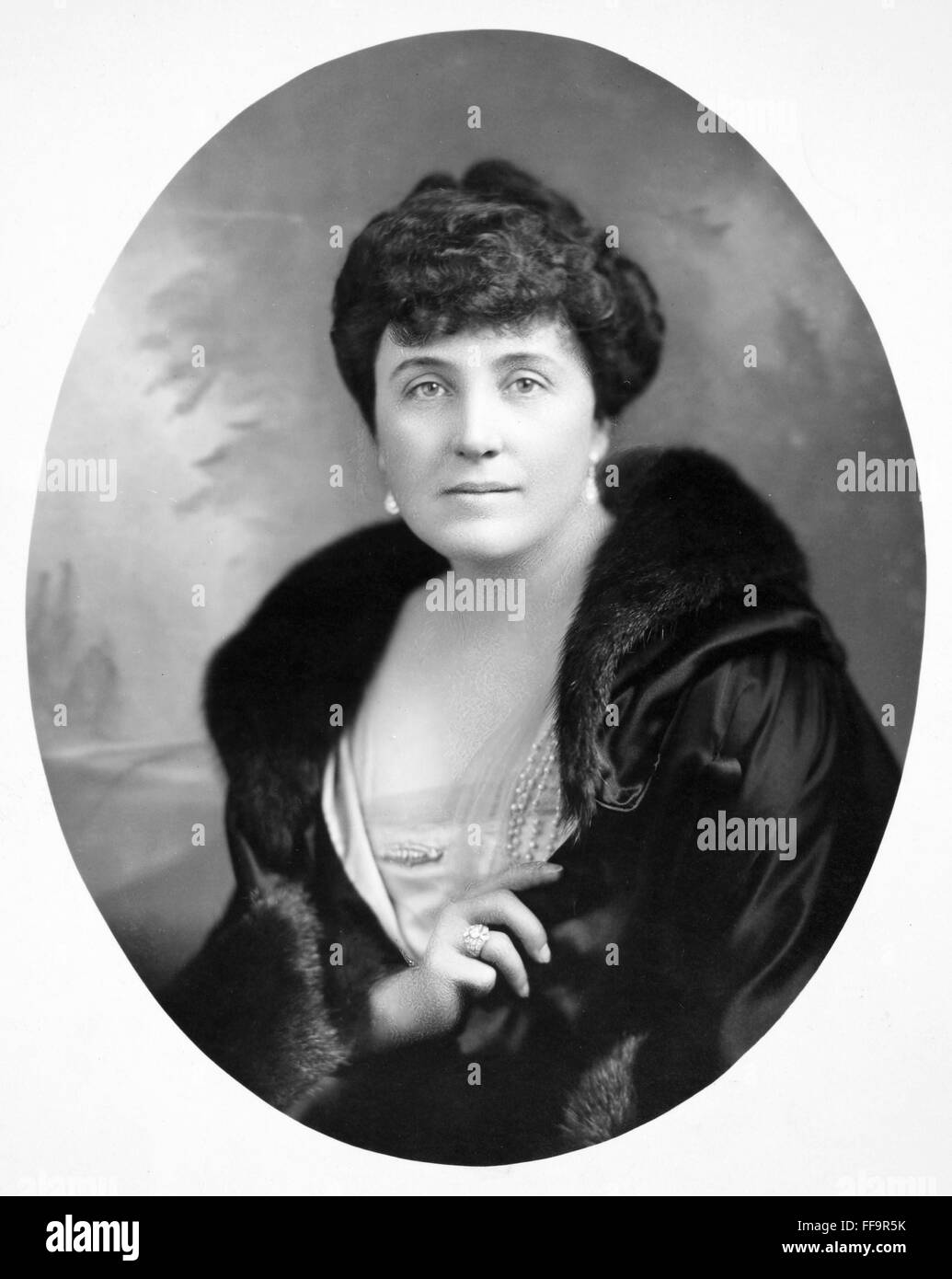 MARY ROBERTS RINEHART /n(1876-1958). American novelist and playwright ...