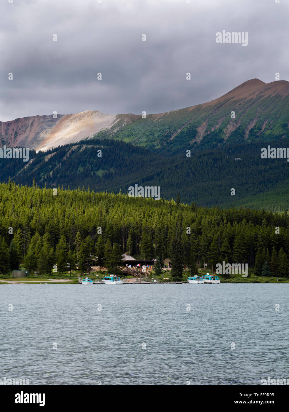 Maligne lake day lodge hi-res stock photography and images - Alamy