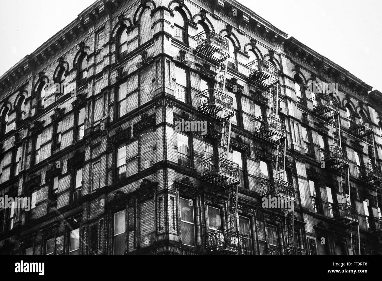 New york city tenement buildings hi-res stock photography and images ...