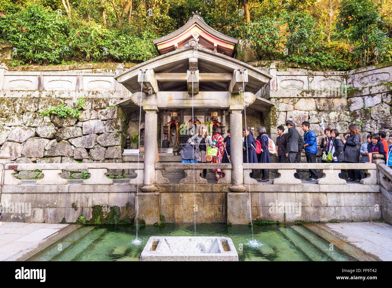 Visitors que for the Otowasan waterfalls of Kiyomizudera Shrine in ...