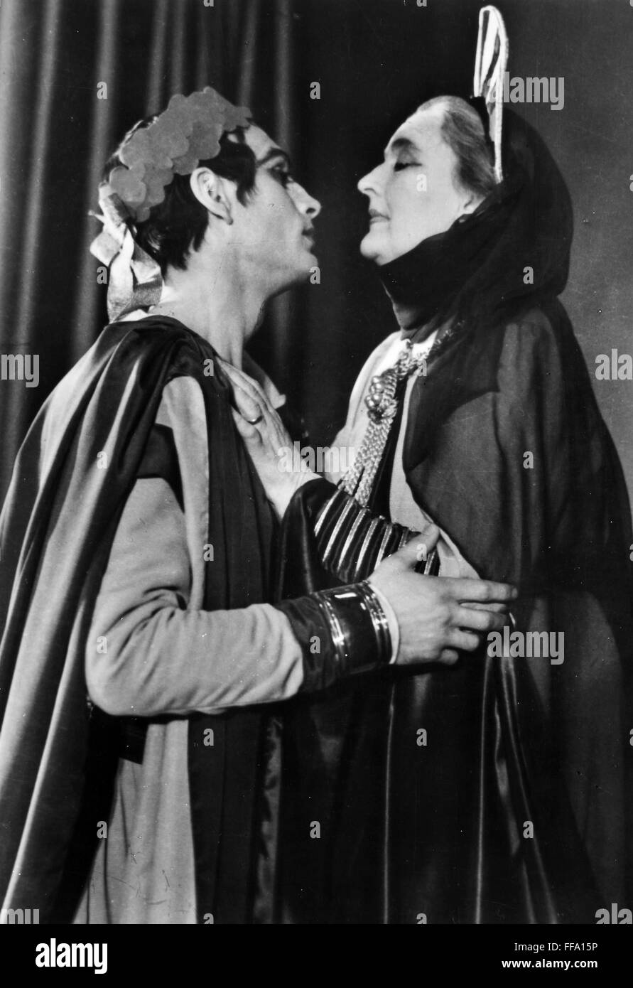 SHAKESPEARE: CORIOLANUS. /nSybil Thorndike as Volumnia and Laurence ...