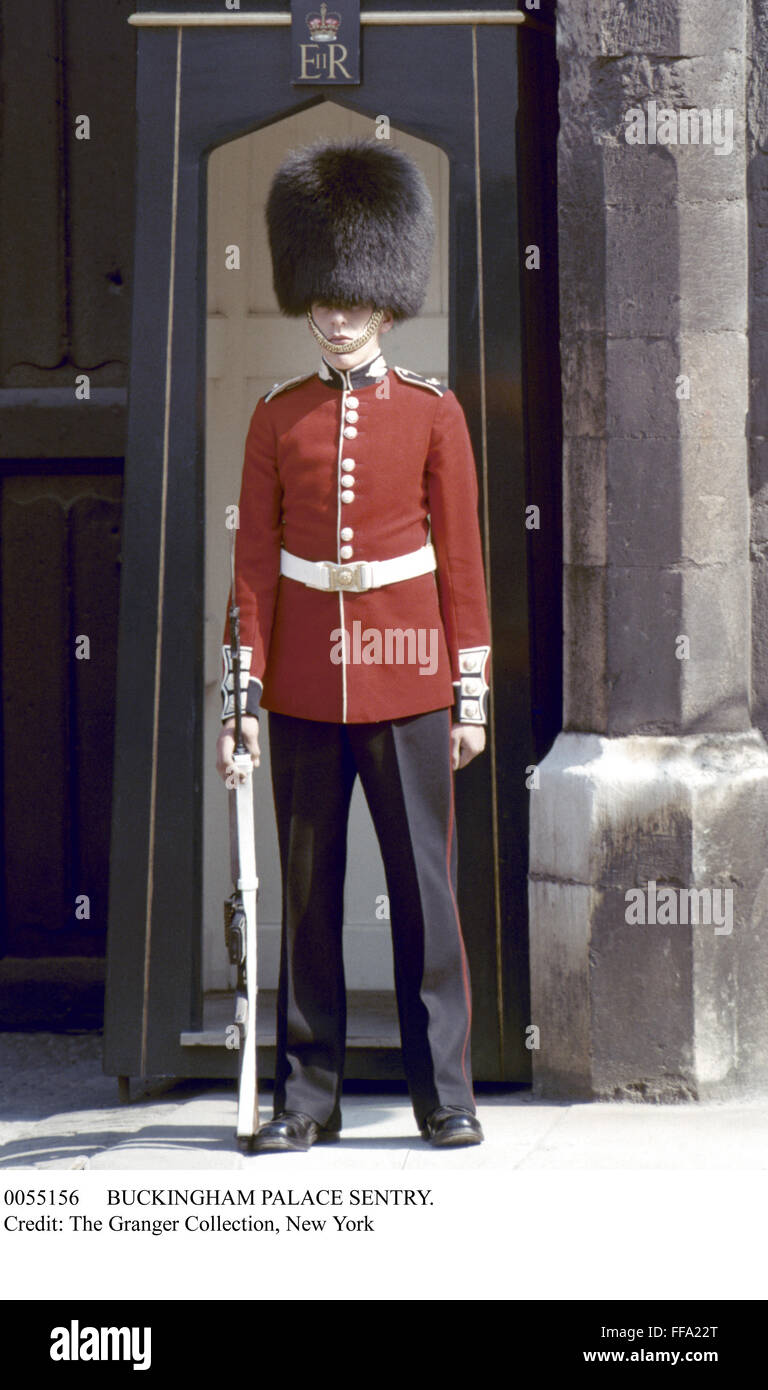 BUCKINGHAM PALACE SENTRY. /nLondon, England Stock Photo - Alamy
