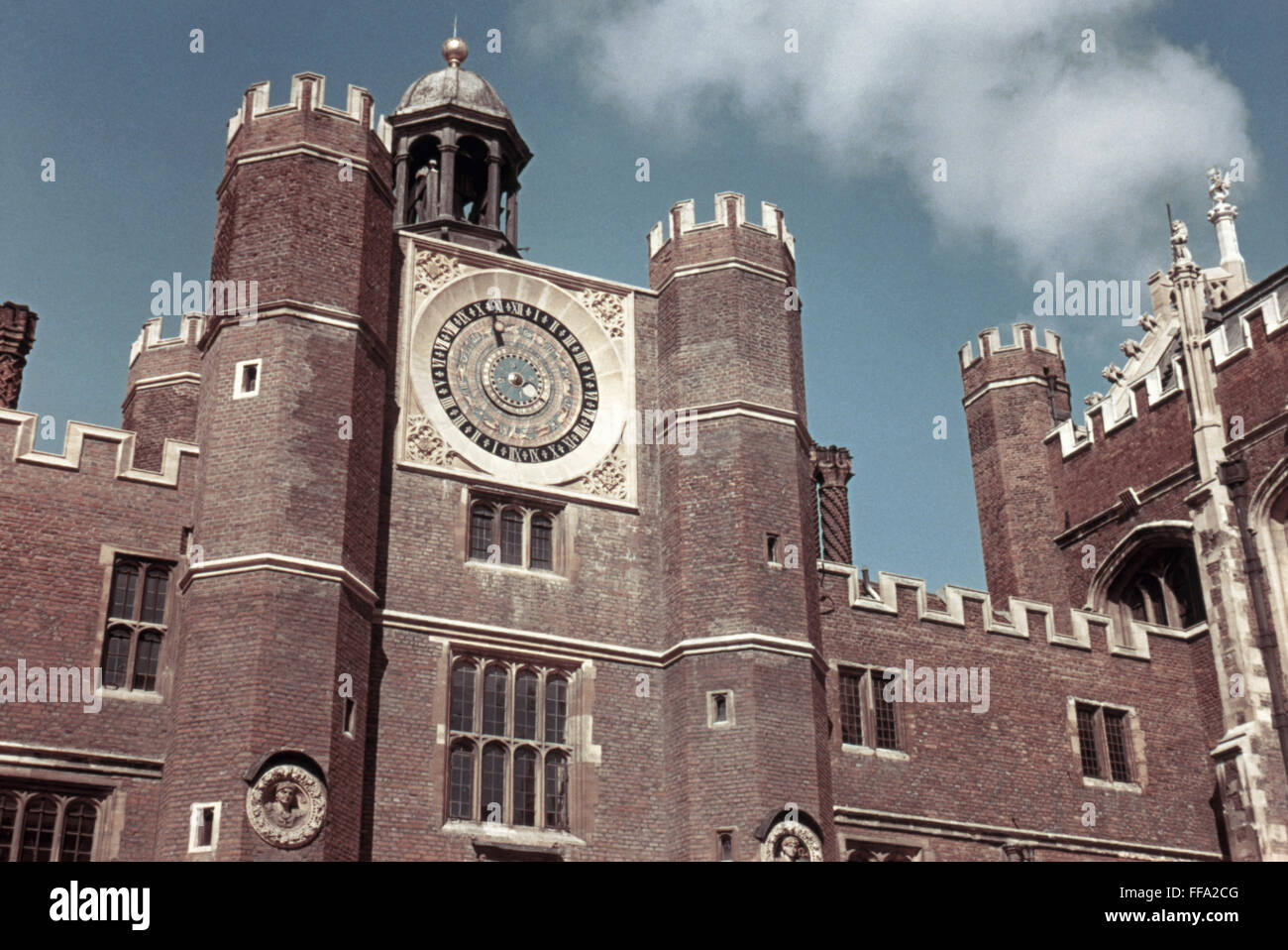 HAMPTON COURT PALACE. /nEngland. Astronomical Clock Stock Photo - Alamy