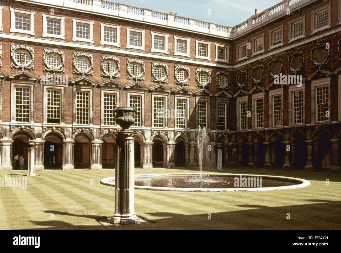 HAMPTON COURT PALACE. /nEngland. Fountain Court Stock Photo - Alamy