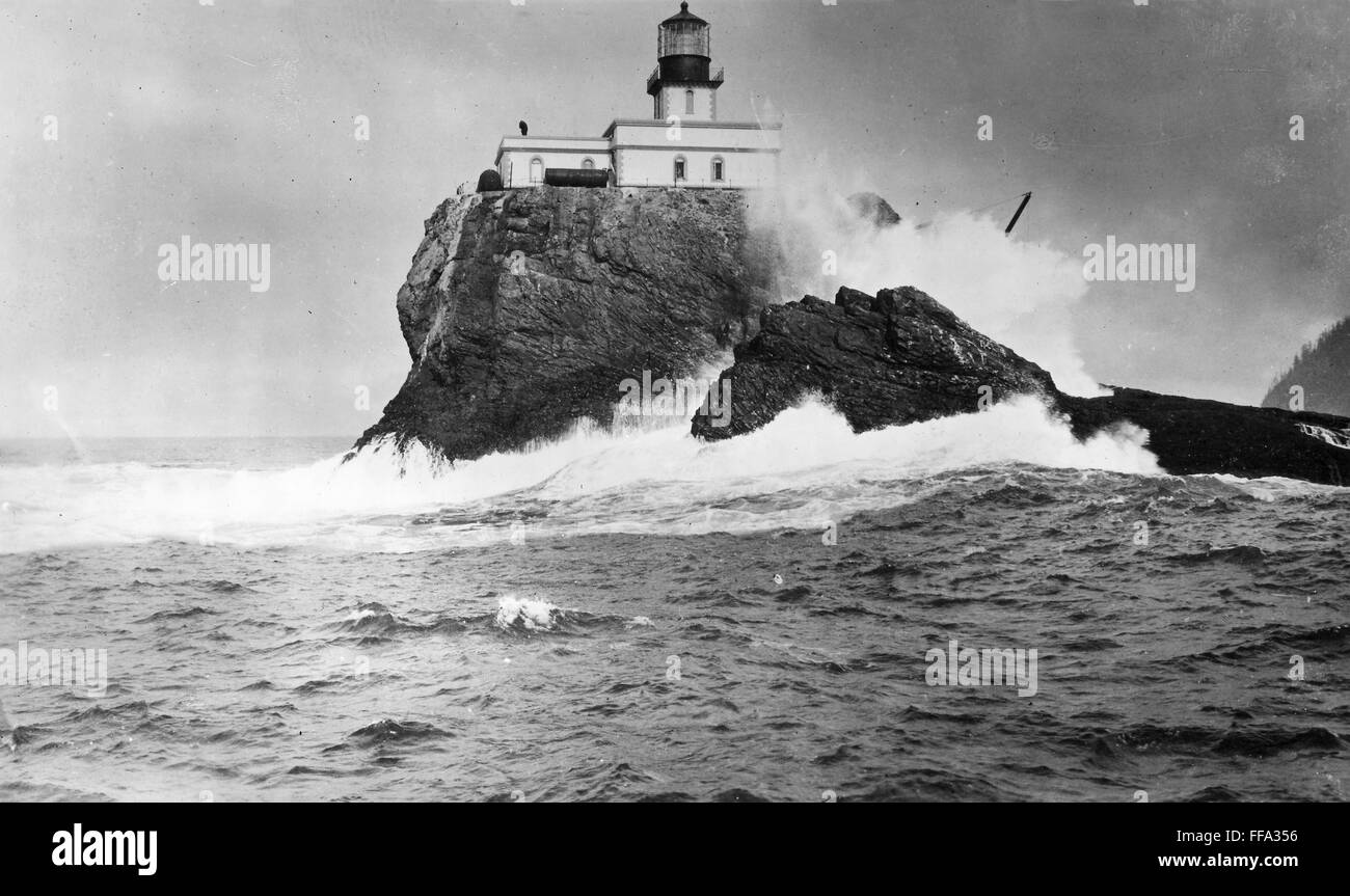 TILLAMOOK ROCK LIGHTHOUSE. /nBuilt in 1881 by George Ballantyne ...