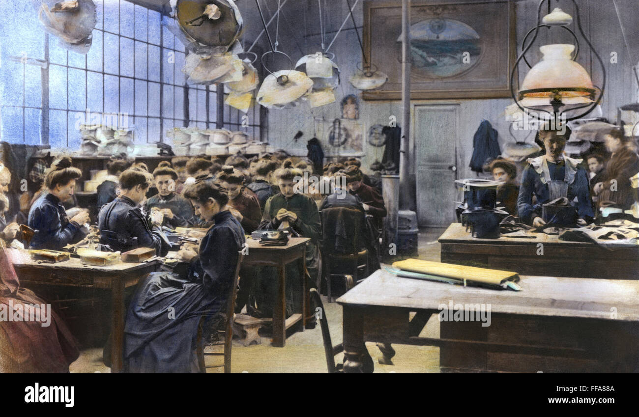 Women sewing 1900s hi-res stock photography and images - Alamy