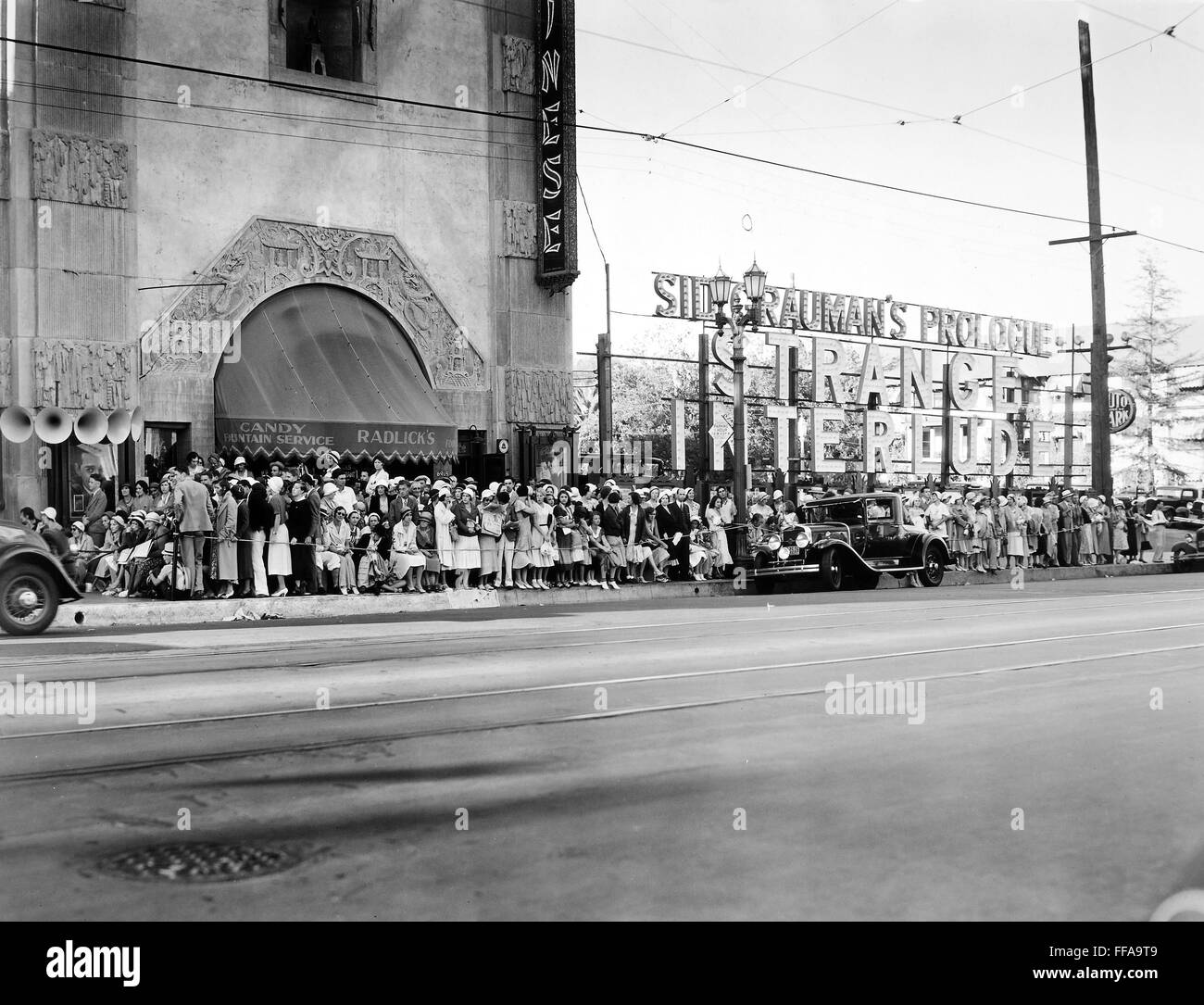 GRAUMAN'S CHINESE THEATRE. /nAfternoon crowds awaiting the world ...