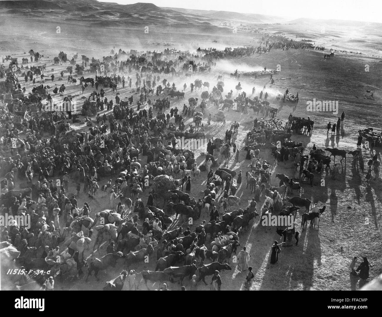 THE TEN COMMANDMENTS 1956. /nThe children of Israel moving forward in ...