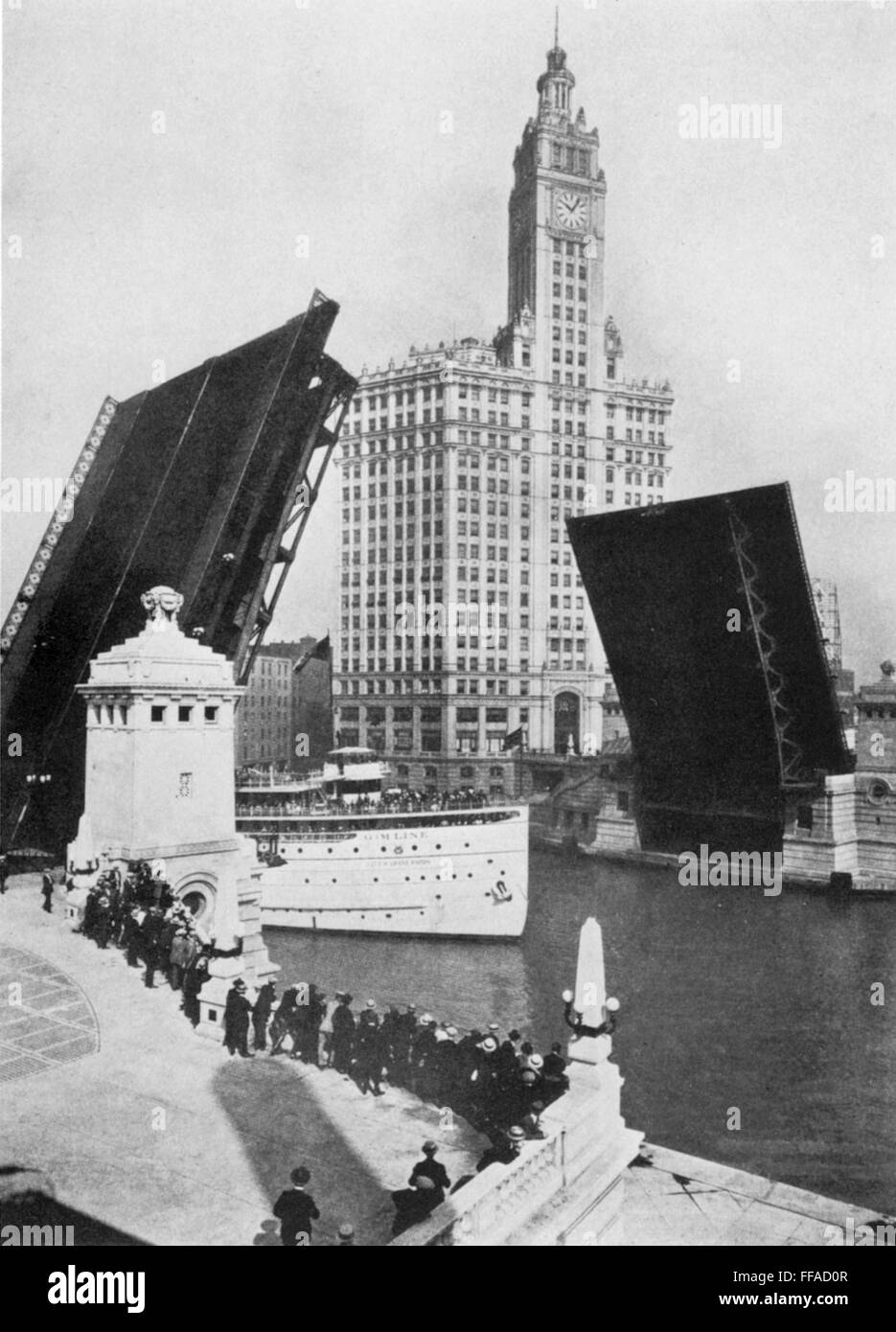 Chicago bascule bridge hi-res stock photography and images - Alamy