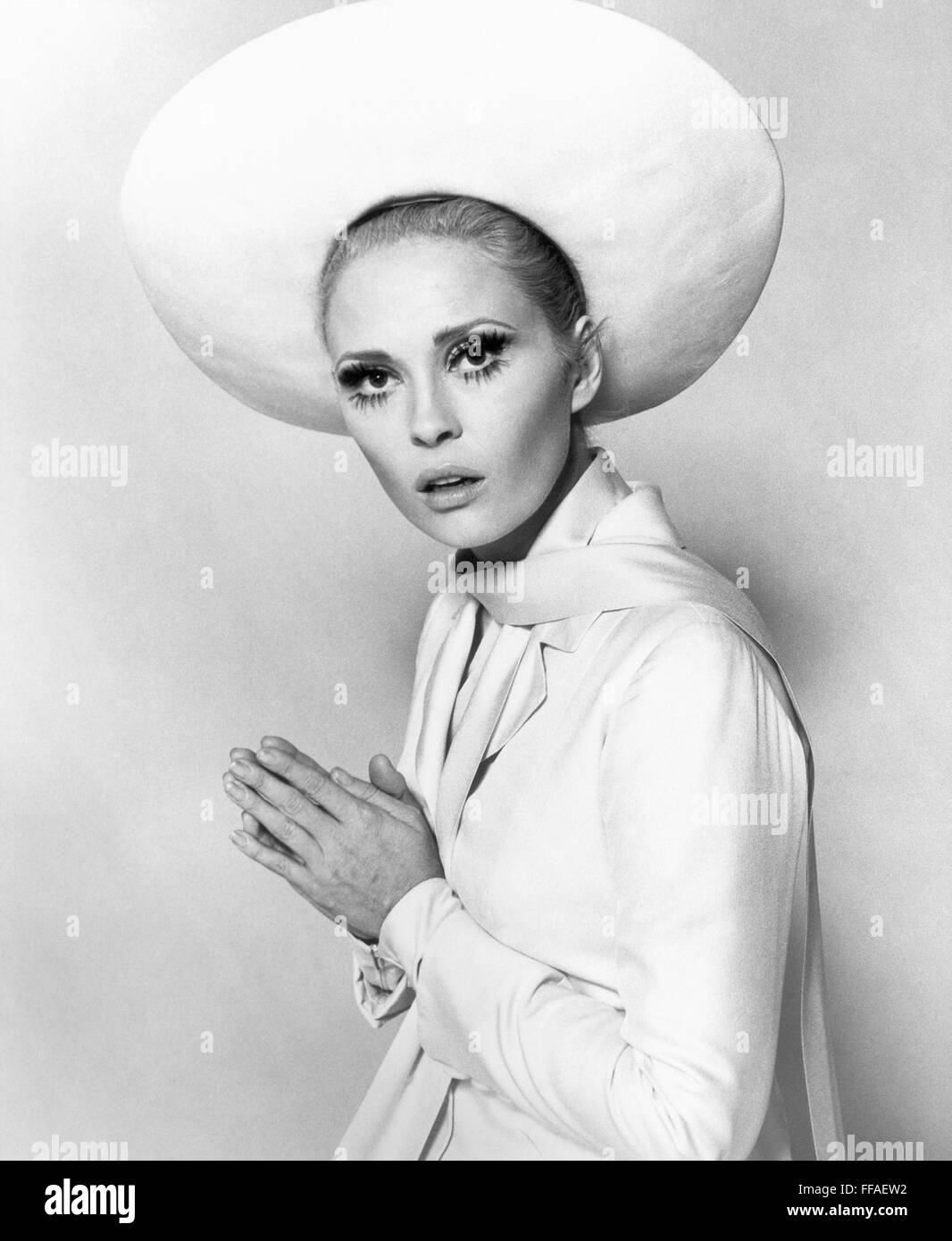 Faye dunaway portrait Black and White Stock Photos & Images - Alamy