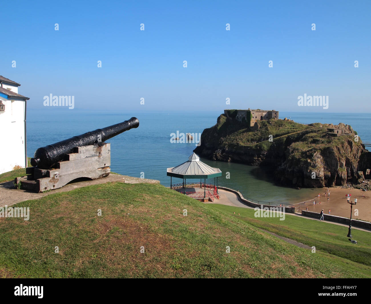 Pembrokeshire coastal path children hi-res stock photography and images ...